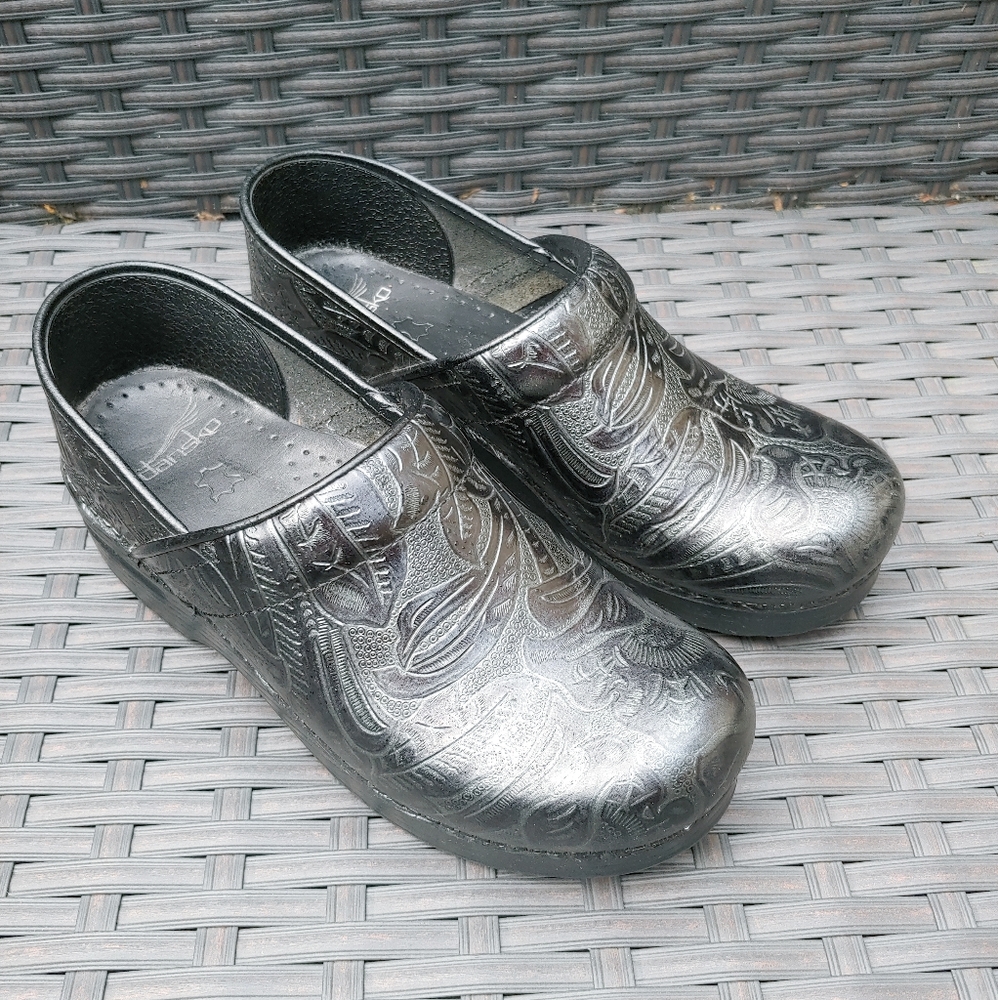 Dansko 39 Clogs Black Tooled Leather - Gem